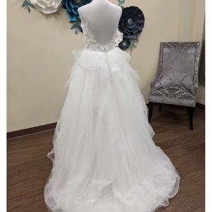 Dresses | Nwt Scoop Back Ball Gown Sample Size 12 Light Lace Tulle ...